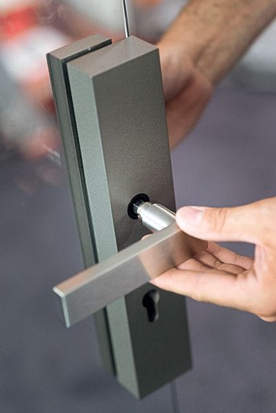 So lassen Sie Beschlagtechnik in Ganzglastüren verschwinden - Glas Fenster Fassade