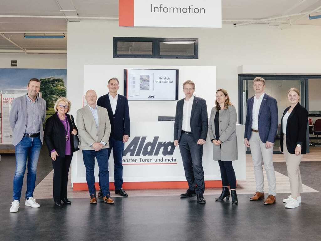 Schleswig-holsteinischer Ministerpräsident zu Besuch bei Aldra - Glas ...