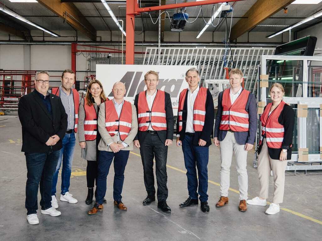 Schleswig-holsteinischer Ministerpräsident zu Besuch bei Aldra - Glas ...