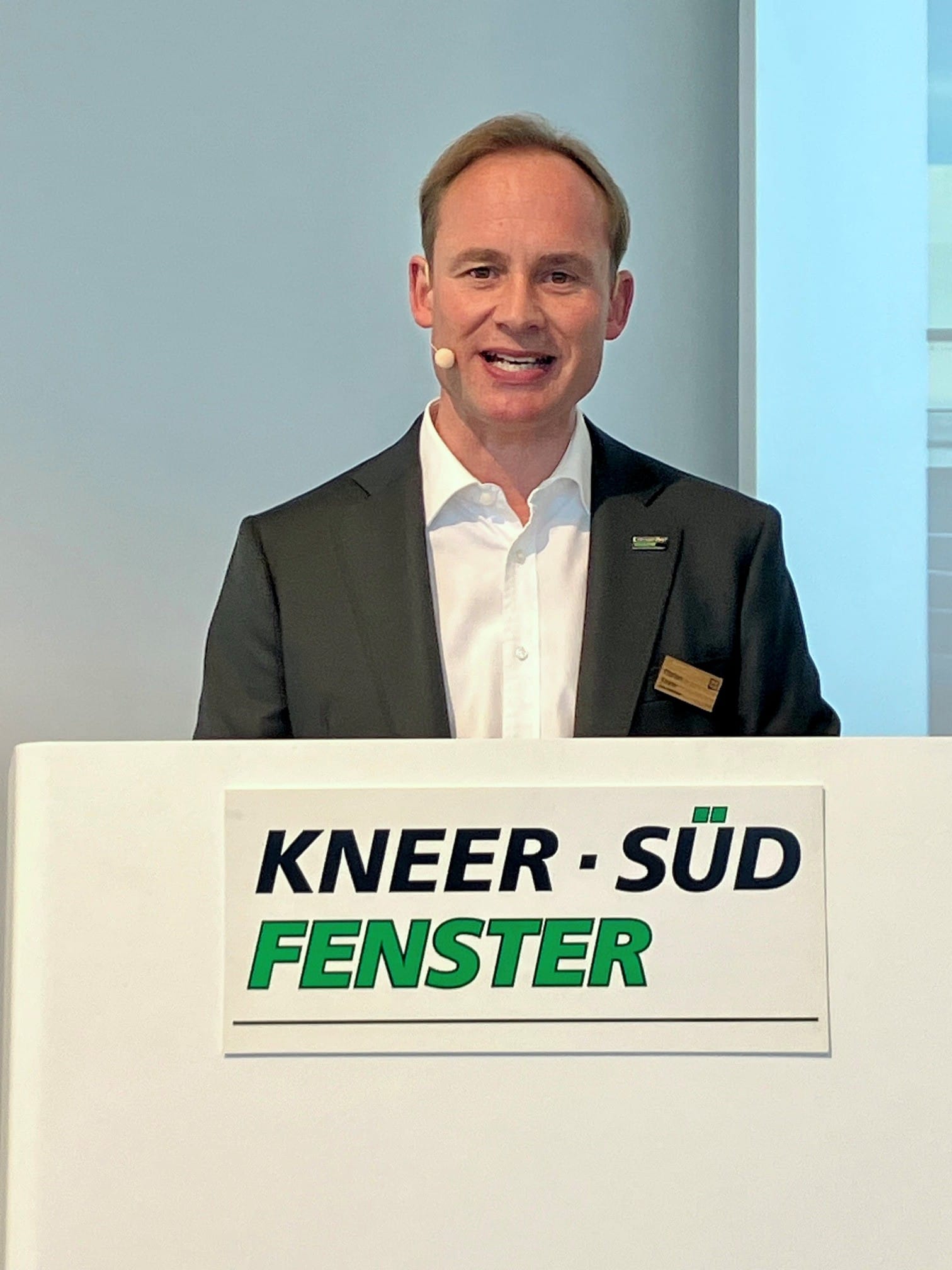 Kneer stellt neueste Entwicklungen im Segment Holzfenster vor - Glas Fenster Fassade