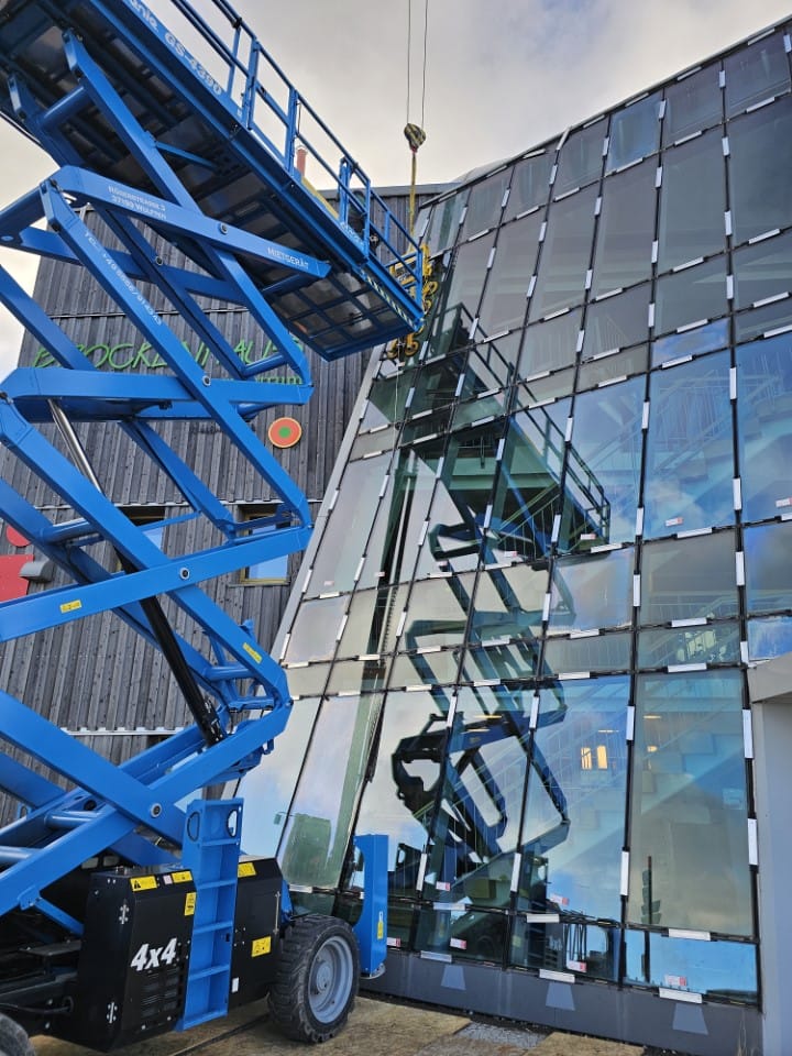 Anspruchsvolle Sanierung der Glasfassade des "Brockenhaus" - Glas ...