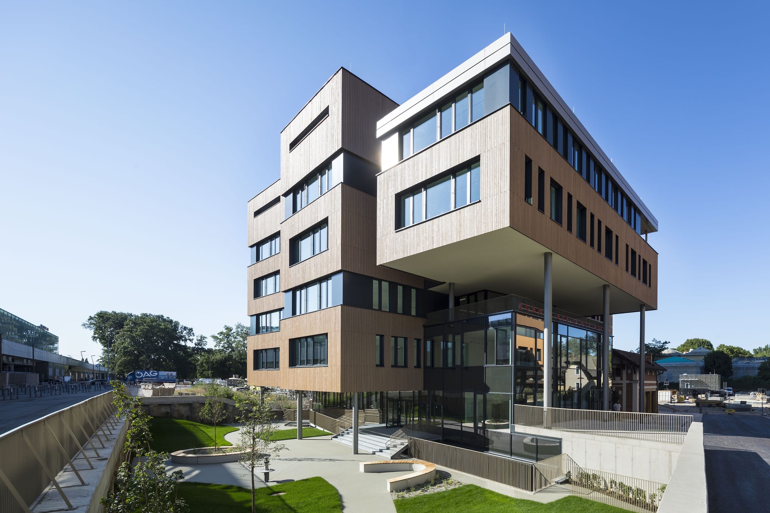 Brandschutzelemente für Schulhaus im "Viertel Zwei" - Glas Fenster Fassade